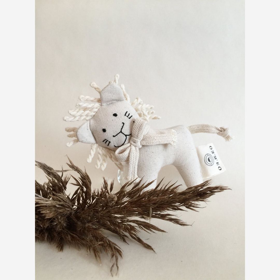 Baby Rassel Mini Rattle Leo von LEO LEO aus Bio-Baumwolle in natur ...